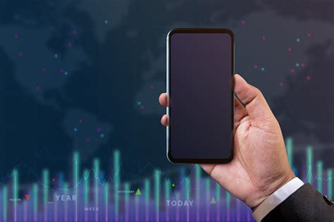 투자 및 분석 개념에 대 한 스마트폰 이랑입니다 사업가 흐리게 차트의 금융 증권 마케팅을 통해 휴대 전화를 들고 모바일 화면으로 경로 클리핑 개념에 대한 스톡 사진 및 기타