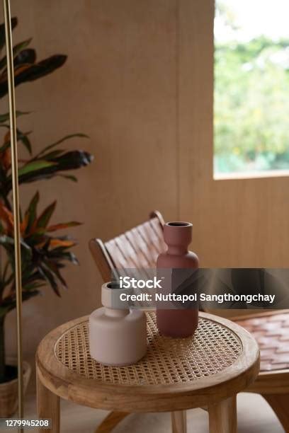 등나무 테이블에 원형 대리석 트레이와 배경 바구니에 인공 식물이있는 세련된 거실 코너 설정 아늑한 인테리어 디자인 복사 공간 0명에 대한 스톡 사진 및 기타 이미지 Istock