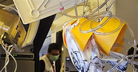 포토 난기류 비상착륙 싱가포르항공 여객기에 내려진 산소마스크