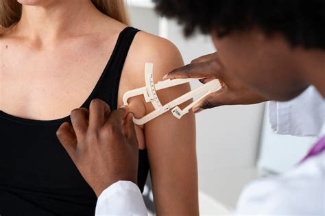 Medico Che Esegue Un Controllo Fisico Sul Paziente Foto Gratis
