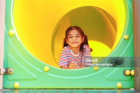 놀이터에서 즐기는 동안 아시아인 어린 소녀 이는 개발을 증가시키고 교실 밖 학습 기술 개념을 향상시킵니다 6 7 살에 대한 스톡 사진 및 기타 이미지 Istock