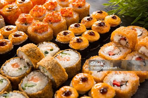 검은 배경에 와사비와 생강을 곁들인 구운 초밥 롤 세트 일본 동양 요리 0명에 대한 스톡 사진 및 기타 이미지 0명 개체
