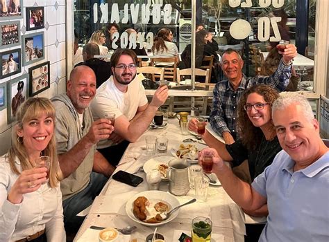 יש שיר של התקווה 6 גיבורי על תראו כאן 6 חברה רגילים יושבים במסעדה