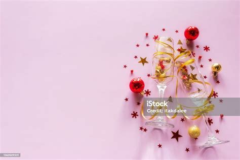 텍스트 행복 한 새해 크리스마스 휴가 에 대 한 장소와 분홍색 배경에 색종이와 뱀과 크리스마스 트리 장식 샴페인 안경 0명에