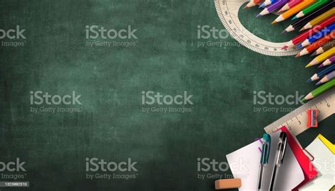 교육 플랫 누워 학교 개념으로 돌아갑니다 그린 우드 배경에 배치 된 다양한 학교 용품 왼쪽 복사 공간 웹 사이트 배경 배너 3d 렌더링 3차원 형태에 대한 스톡 사진 및