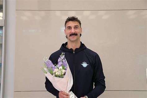 대한항공·kb손보 감독 특급 용병 러셀 영입 놓고 신경전