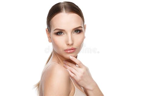 Bella Joven Mujer Con Piel Limpia Y Fresca Aislada De Fondo Blanco Imagen De Archivo Imagen De