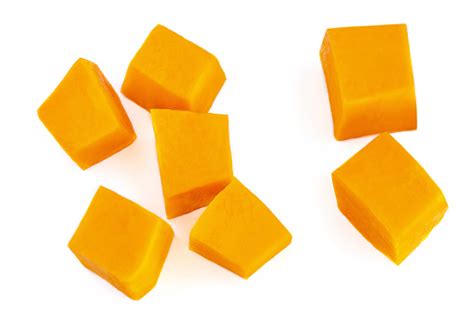 다진 호박은 흰색 배경에 고립 큐브 슬라이스 상단 보기로 잘라 신선한 호박 조각 플랫 레이n 입방체에 대한 스톡 사진 및 기타 이미지 Istock