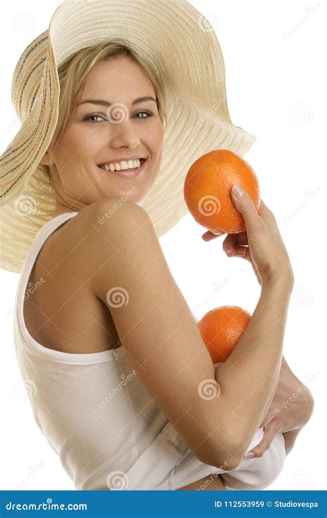 Sombrero De Paja De La Mujer Que Lleva Joven Con Las Naranjas Jugosas Frescas Imagen De Archivo