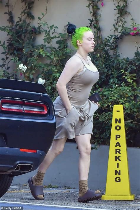 碧梨大秀身材实属难顶，但她的dior X Aj1被狗当成马桶更惨不忍睹 知乎