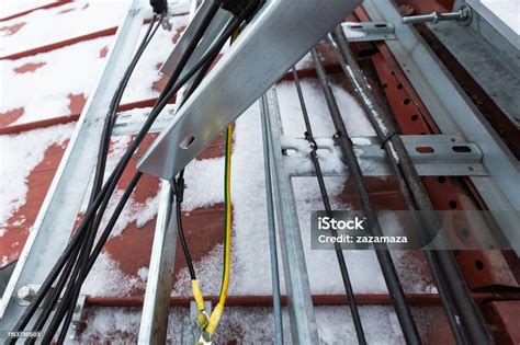 케이블 트레이 외부 통신 케이블 광섬유 전원 케이블 및 송신기 데이터 케이블 안테나 및 실외 원격 무선 장치에서 겨울철에 지붕에 있는 통신 기본 스테이션의 내부 장비에 0