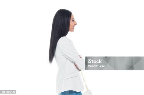 자 켓과 청바지를 입고 아름 다운 라틴 아메리카 여자팔 교차 20 24세에 대한 스톡 사진 및 기타 이미지 20 24세 20 29세 긍정적인 감정 표현 Istock