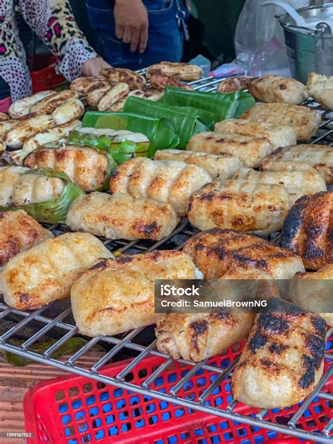 캄보디아 길거리 음식 가판대에서 구운 바나나 끈적끈적한 쌀 과일에 대한 스톡 사진 및 기타 이미지 과일 구이 굽기 Istock
