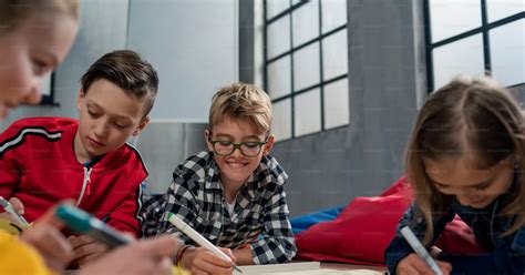 교실에서 함께 프로젝트를 진행하는 선생님과 함께 행복한 아이들 사진 Unsplash의 학교에 있는 아이들 이미지