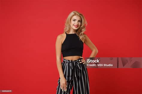 밝은 빨간 벽 배경 스튜디오 초상화에 고립 포즈 검은 옷을 입고 아름다운 미소 예쁜 젊은 여자 소녀 사람들은 진지한 감정 라이프