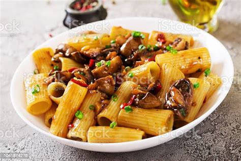 채식 파스타 회색 테이블에 흰 그릇에 칠리 고추와 버섯 리가 토니 채식주의 음식입니다 건강한 식생활에 대한 스톡 사진 및 기타 이미지 건강한 식생활 고급 요리 고명