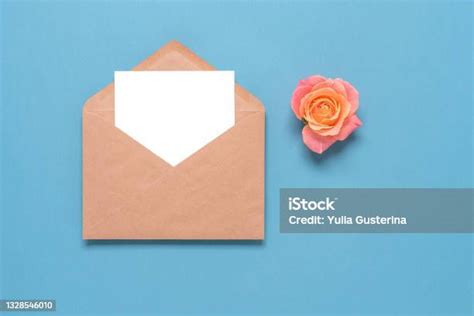 파란색 종이 배경의 공예 봉투에 빈 카드 모형 웨딩 문구 최소한의 템플릿 상단 보기 플랫 레이 0명에 대한 스톡 사진 및 기타 이미지 Istock