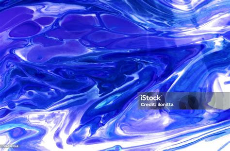 액체 마블 블루 페인트 텍스처입니다 유체 예술입니다 그런 지 아크릴 페인트 얼룩 대리석된 블루 브러쉬 및 줄무늬 구아슈에 대한 스톡 벡터 아트 및 기타 이미지 Istock