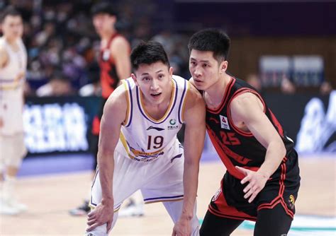 媒体人：刘晓宇作为老将在体能上猛下功夫，为队友做好表率