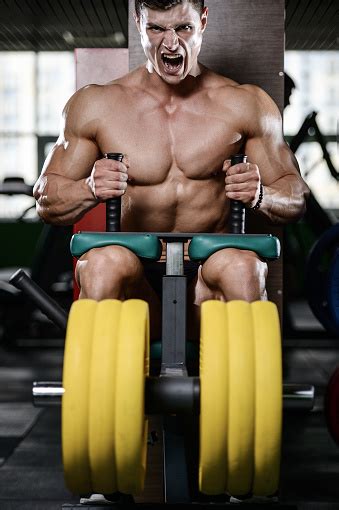 근육 질의 잘생긴 체육 보디 피트 니스 모델 다이어트에 체육관에서 운동 후 포즈 강사에 대한 스톡 사진 및 기타 이미지 강사 건강관리와 의술 건강한 생활방식 Istock