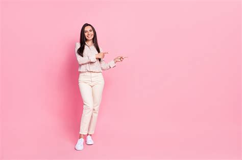 긍정적 인 숙녀 발기인 포인트 손가락 빈 공간 광고 제시 절연 된 파스텔 색상 배경의 전체 길이 사진 30 34세에 대한 스톡 사진 및 기타 이미지 Istock