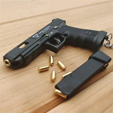 합금 엠파이어 글록 G17 권총 모양 휴대용 장난감 총 모델 키체인 무기 미니 금속 쉘 방출 상자와 무료 조립 야외 오락 및 스포츠