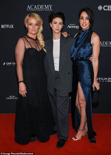 Ryan Reynolds Is Dapper In A Velvet Tuxedo Catherine O Hara Stuns In