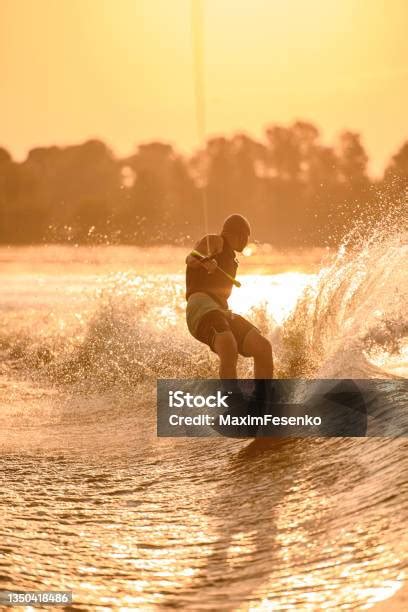 남자는 밧줄을 잡고 강에서 웨이크 보드를 타고 강에 대한 스톡 사진 및 기타 이미지 강 건강한 생활방식 근거리 초점 Istock