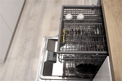 흰색 부엌에서 깨끗한 요리와 플랫 웨어가있는 개방형 식기 세척기 0명에 대한 스톡 사진 및 기타 이미지 0명 가사 집안일 가정 생활 Istock