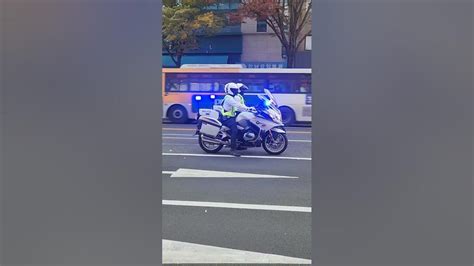 신호대기 중인 경찰 오토바이 Youtube