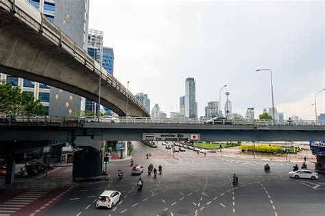 메트로 열차와 다리가 한쪽에서 다른 쪽으로 건너가는 방콕 시내 거리를 돌아 다니는 대중 교통 수단 0명에 대한 스톡 사진 및 기타 이미지 Istock