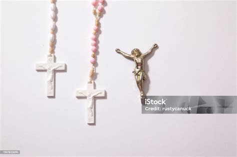 두 개의 묵주와 십자가 수평 천주교에 대한 스톡 사진 및 기타 이미지 천주교 플라스틱 0명 Istock