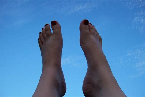 Por Qué Algunas Personas Utilizan Paja Con Los Pies En Sus Prácticas