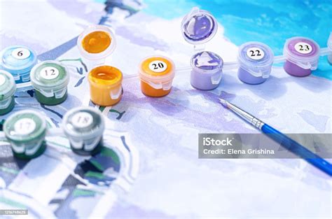 숫자로 그림 캔버스에 그리기 번호가 매겨진 페인트 캔 창조적 인 취미 초보자 아티스트 페인트 바이 넘버스에 대한 스톡 사진 및 기타 이미지 Istock