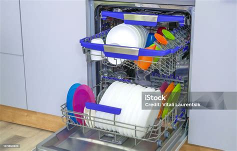 내장 식기 세척기 안경 머그잔 접시 와인 잔 내부 다채로운 식기 류 식기 세척기 랙 식기세척기에 대한 스톡 사진 및 기타 이미지 Istock