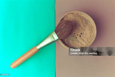 뷰티 박스 따뜻한 녹색 갈색 바탕에 메이크업에 대 한 자연 Nap에서 특별 한 갈색 아름 다운 나무 브러시와 부서 지기 쉬운