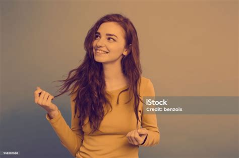 라이프 스타일 개념수줍음과 그녀의 머리와 재생 세로 젊은 아름 다운 매력적인 생강 빨간 머리 여자를 가까이 이중톤 배경입니다 공간에 복사 합니다 귀여운에 대한 스톡 사진 및