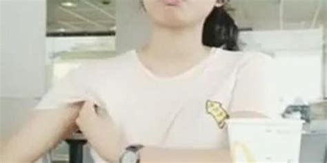 Awek Belanja Minum Susu Di Mcd