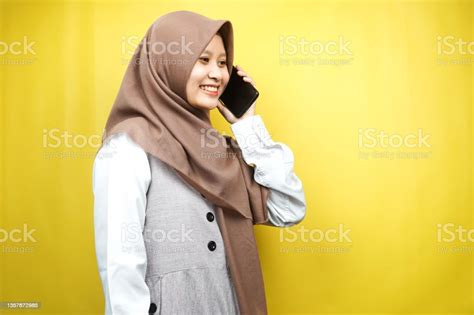 아름답고 젊은 아시아 무슬림 여성은 자신있게 유쾌하게 누군가를 호출 미소 빈 공간에 직면 노란색 배경에 고립 광고 개념 20