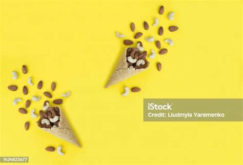 노란색 배경에 견과류가있는 아이스크림 콘 공간을 복사합니다 상단 보기 0명에 대한 스톡 사진 및 기타 이미지 0명 견과 날것 Istock