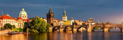 올드 타운 부두 건축물의 찰스 브리지 일몰 전망 체코 프라하의 블타바 강 위의 찰스 다리 찰스 다리가있는 프라하의 구시 가지 프라하 체코 공화국 0명에 대한 스톡 사진 및