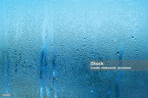자연 물 응축 높은 공기 강한 습도 큰 창 유리의 파란색 배경이 똑을 떨어진다 수집 및 스트리밍 다운 0명에 대한 스톡 사진 및 기타 이미지 Istock