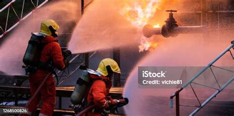 파노라마 소방관 팀 사용 물 안개 분비 석유 굴착 장치 공장 폭발에서 불을 분사 유출에 대한 스톡 사진 및 기타 이미지 유출