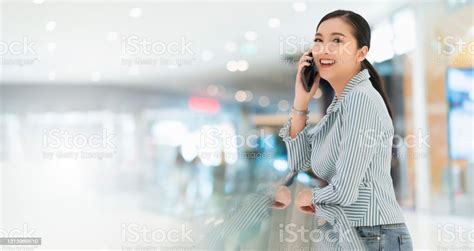 기업가 스타트업 비즈니스 오너 매력적인 아시아 여성 비즈니스 우먼 통신 스마트폰 및 노트북 화이트 드레스 명랑 하 고 미소 와 Confience 흐림 사무실 배경 20 24