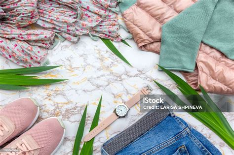 패션 여성의 옷 열 대는 베이지색 흰색 대리석 배경에 설정 된 유행 액세서리를 떠난다 세련 된 캐주얼 복장 바닐라 파스텔 색상입니다 평면 누워 평면도 0명에 대한 스톡 사진