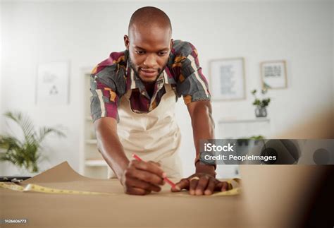 패션 디자이너 패턴 제작 및 스타일리스트 계획 의상 디자인을위한 그리기 및 측정으로 템플릿을 바느질합니다 섬유 공장 의류 워크샵 및 제조 스튜디오에서 남성 크리에이티브 패션