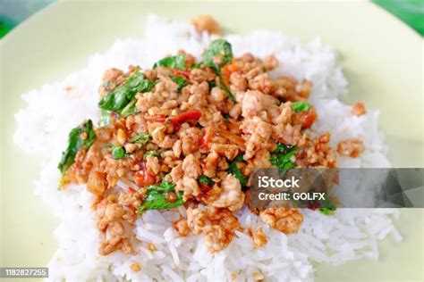 다진 돼지고기와 바질 잎을 얹은 밥 전통 태국 길거리 음식 고급 요리에 대한 스톡 사진 및 기타 이미지 고급 요리 고기 길거리 음식 Istock