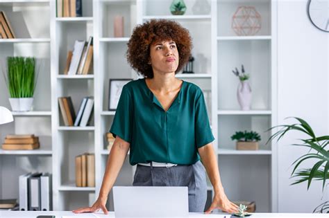 진지한 젊은 사려 깊은 흑인 사업가 수심에 찬 얼굴로 시선을 돌리고 꿈을 꾸고 프로젝트 작업에 대해 생각하고 문제를 해결합니다