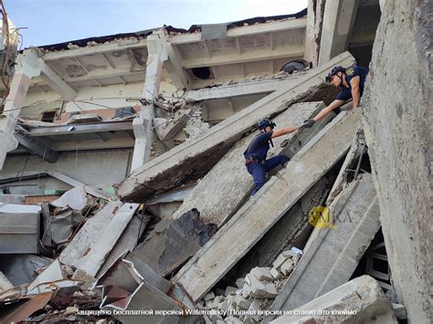 Аварійно рятувальна операція в Харкові Як бійці ДСНС розбирають Будинок друку ФОТОРЕПОРТАЖ