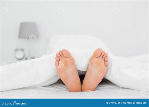 Primo Piano Dei Piedi Nudi A Letto Fotografia Stock Immagine Di Rilassamento Stanco